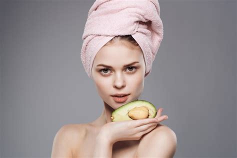 Hermosa Mujer Con Cuerpo Desnudo Piel Limpia Aguacate Posando Closeup
