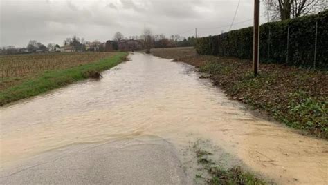 Allerta Meteo Rossa In Veneto Si Ingrossano I Fiumi Scuole Chiuse A