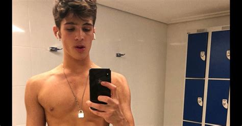 Aos 16 anos João Guilherme posta foto sem camisa e corpo definido