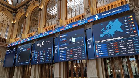 El Ibex 35 sigue en los 10 000 con IAG y Grifols como valores más