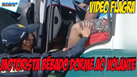 VÍDEO Motorista bêbado dorme ao volante de caminhão e custa a ser