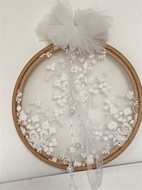 Porte alliance dentelle blanche sur tulle tambour à broder en bois