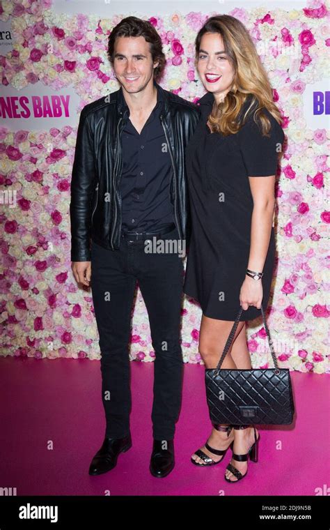 ANOUCHKA DELON ET SON COMPAGNON JULIEN DEREIMS PREMIERE DU PELÍCULA
