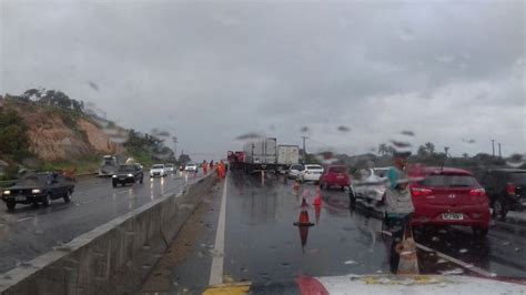 Carreta Colide Em Mureta Na BR 101 E Rodovia Fica Interditada Sergipe