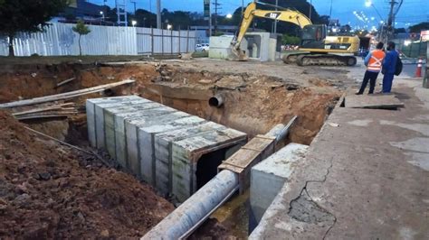 Avenida Torquato Tapajós em Manaus segue trecho interditado pelo