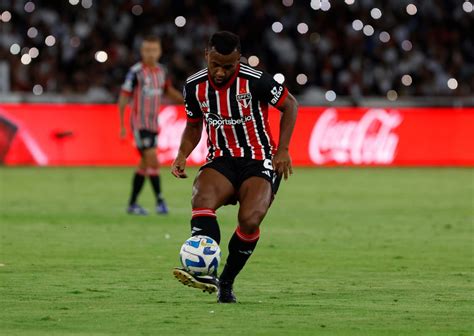 São Paulo negocia empréstimo de meio campo Luan o Vitória CBN