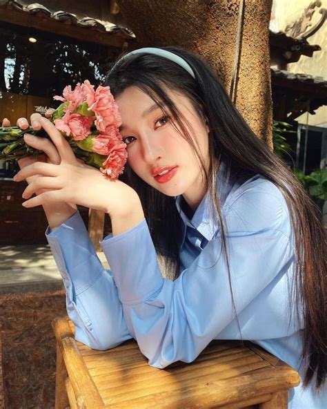 Khi Phương Nhi đu trend ôm hoa như Lưu Diệc Phi Có đẹp như thần