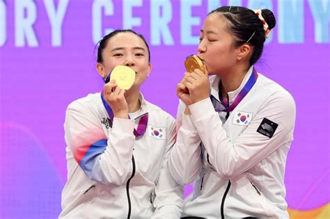 신유빈 전지희의 여자복식 금메달은 21년 만의 아시안게임 한국 탁구 금메달 남북대결의 중압감 이겨낸 쾌거 세계일보
