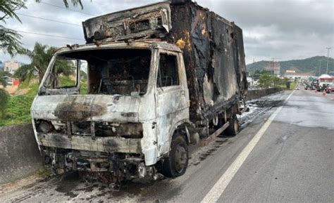 Caminhão pega fogo na BR 101 em SC veículo levava 1 3 mil kg de pão