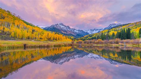 Odbicie pożółkłych drzew i Gór Skalistych w jeziorze Maroon Lake