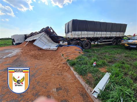 Motorista dorme ao volante e tomba combinação veicular na MG 146 no