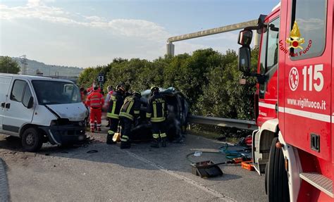 Montelupone Tremendo Schianto Tra Un Furgone E Un Auto Un Ferito