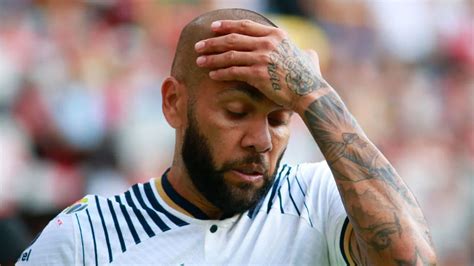 Ex mulher de Daniel Alves toma atitude inesperada após fim do casamento