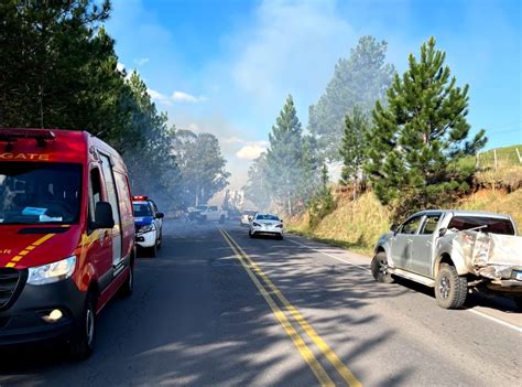 Fogo em vegetação causa acidente na Rota do Sol e deixa duas pessoas