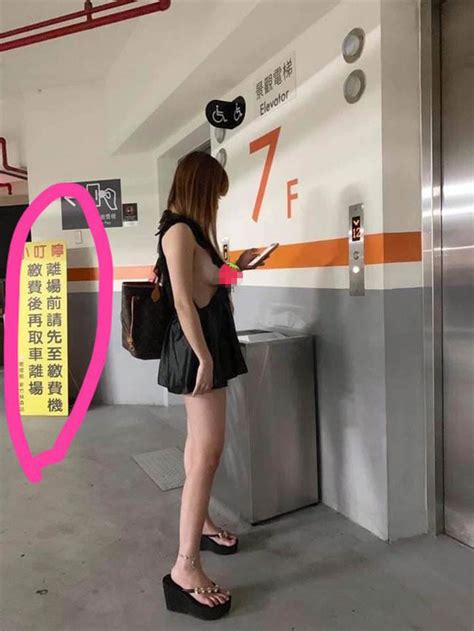 Ngay giữa trung tâm thương mại cô gái thả rông khiến vòng 1 như sắp