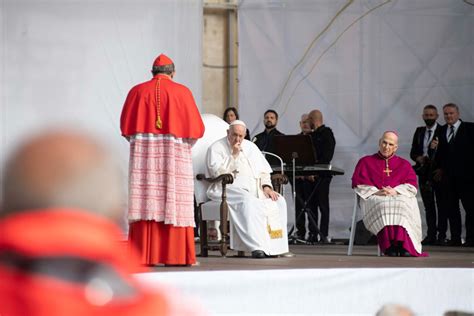 Il Saluto Del Cardinale Petrocchi A Papa Francesco Papa Francesco A L