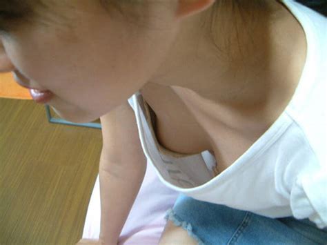 貧乳が見えた前屈み胸チラ画像まとめ 性癖エロ画像 センギリ