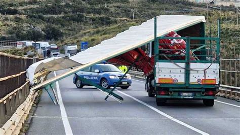 Maltempo In Calabria Camion Scoperchiato Dal Forte Vento Bloccata La