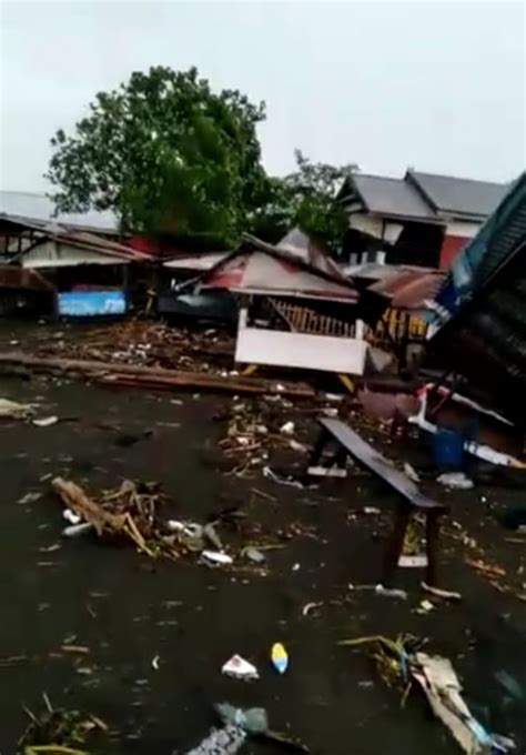 Hujan Angin Dan Puting Beliung Robohkan Rumah Tiang Listrik Dan Papan