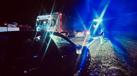 Wypadek na krajowej 12 w Kościelnej Wsi Pieszy potrącony przez