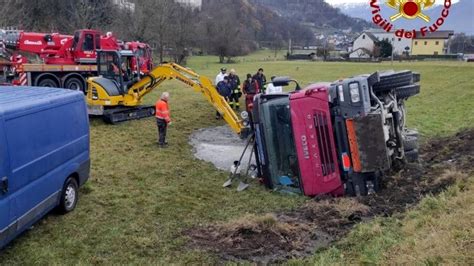 Betoniera Finisce Fuori Strada E Si Ribalta Illeso Il Conducente