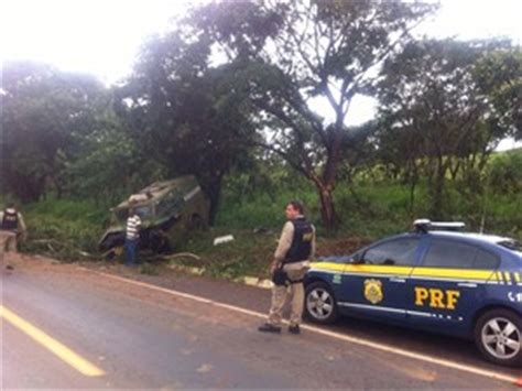 G1 Ocupantes de carro forte ficam feridos após acidente na BR 262 em