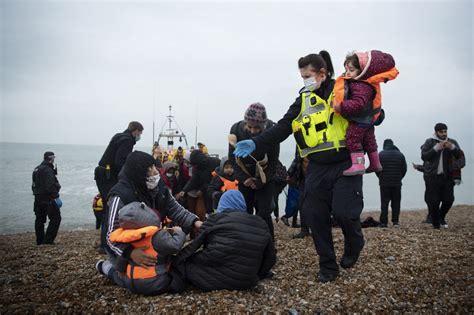 27 Migrants Meurent Tragiquement En Traversant La Manche Reforme