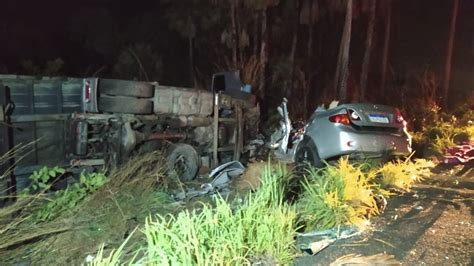 Caminhão bate em carro e 3 pessoas morrem em grave acidente na BR 316