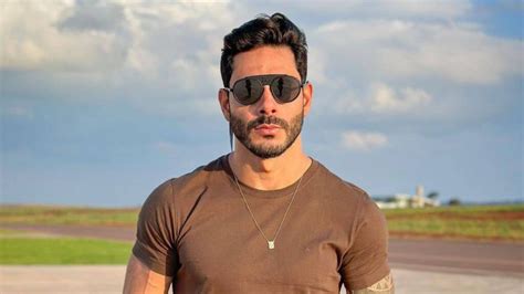 Sertanejo Rodolffo debocha após viral pernas finas