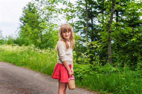 Liebenswert Kind Mädchen 6 7 Jahre Wandern im Wald mit kleinen Korb