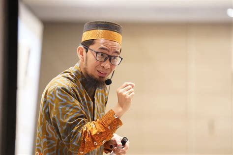 Amalkan 2 Surah Alquran Ini Kata Ustadz Adi Hidayat Rezeki Mengalir Deras