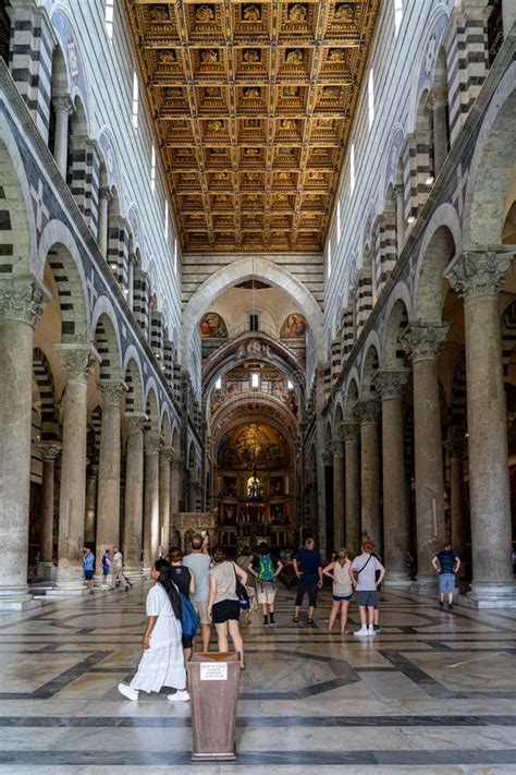 Torre Inclinada Y Catedral De Pisa En Italia Fotografía editorial