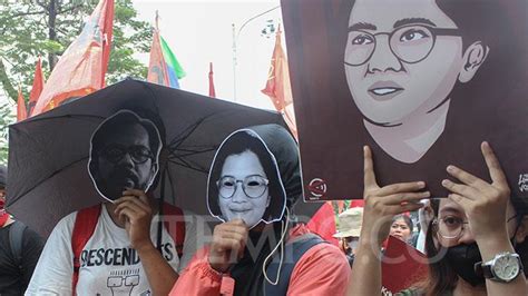 Aksi Dukungan Haris Azhar Dan Fatia Pada Sidang Pencemaran Nama Baik