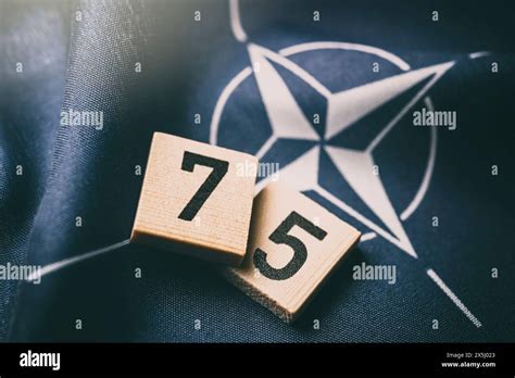 NATO Fahne mit der Zahl 75 Symbolfoto Gründung der NATO vor 75 Jahren