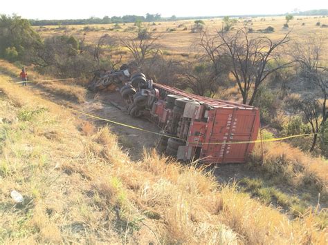 Muere Trailero En Volcadura