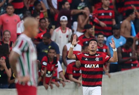 Uribe comemora boa atuação em vitória do Flamengo sobre o Flu