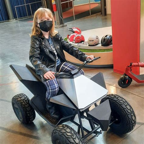 PRIMER VIAJE ATV eléctrico Tesla Cyberquad para niños ELECTRONIA