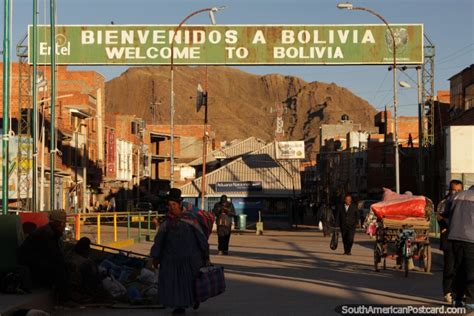 El cruce fronterizo en Desaguadero mirando desde Perú a Bolivia Foto
