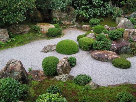 Gravier décoratif et galets pour enjoliver votre jardin 30 idées