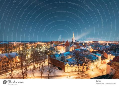 Tallinn Estland Night Starry Sky Above Old Castle Walls Architektur