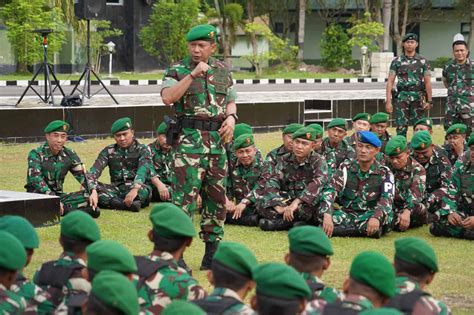 Danrem 102 Pjg Berikan Jam Komandan Pada Anggota