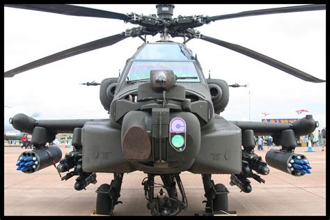 WARFARE BOEING AH 64 APACHE O mais poderoso helicóptero antitanque