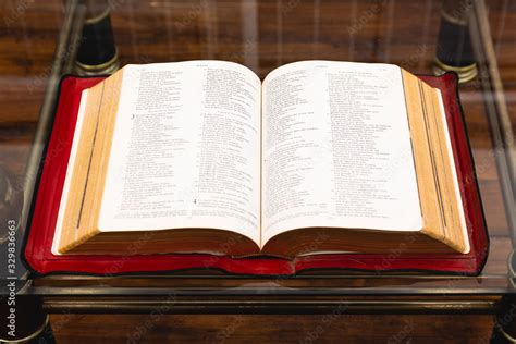 Antigua Sagrada Biblia abierta Capitulos y Versículos Libro religioso