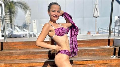 Maiara Cantora posta foto de biquíni e recebe elogios