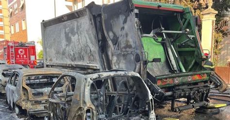 Camion Dei Rifiuti Amsa Va A Fuoco A Milano Bruciate 7 Auto