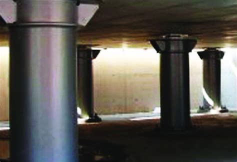 Aisladores sísmicos instalados en la base de un edificio Fuente