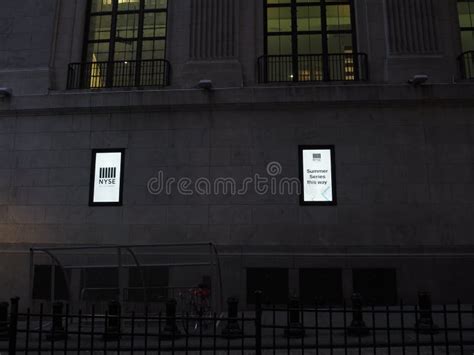 El Signo Luminoso De La Bolsa De Valores De Nueva York Foto De Archivo