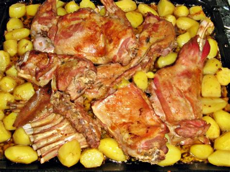 Receitas práticas de culinária Cabrito assado no forno batatinhas