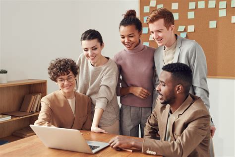 Economía de creadores en qué consiste el fenómeno de moda FP Online