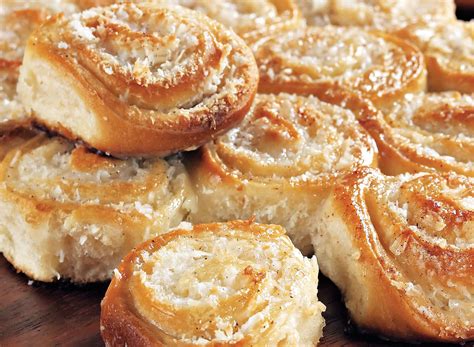 Pão doce de creme e coco
